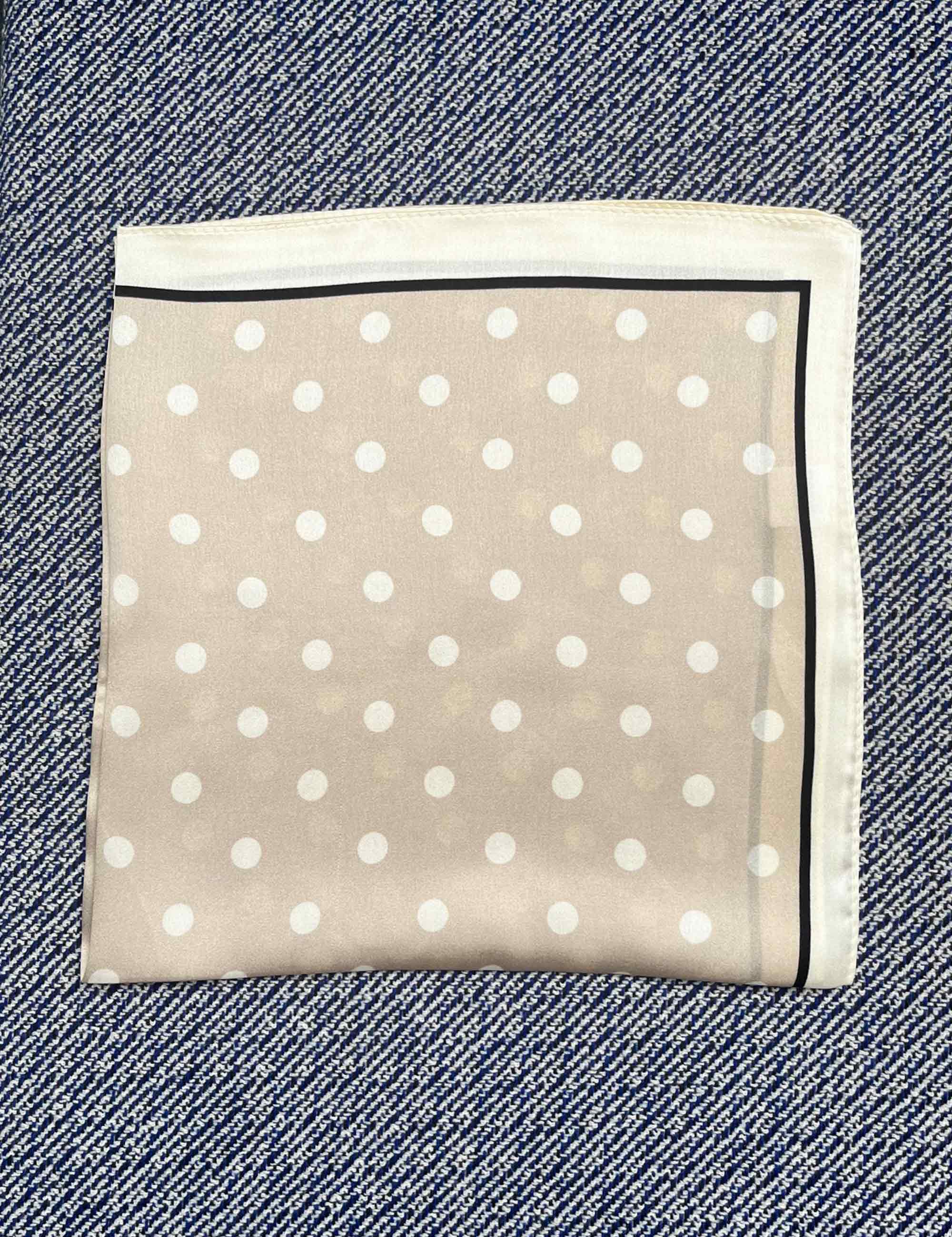 Silk scarf beige/off white dots – Stig P